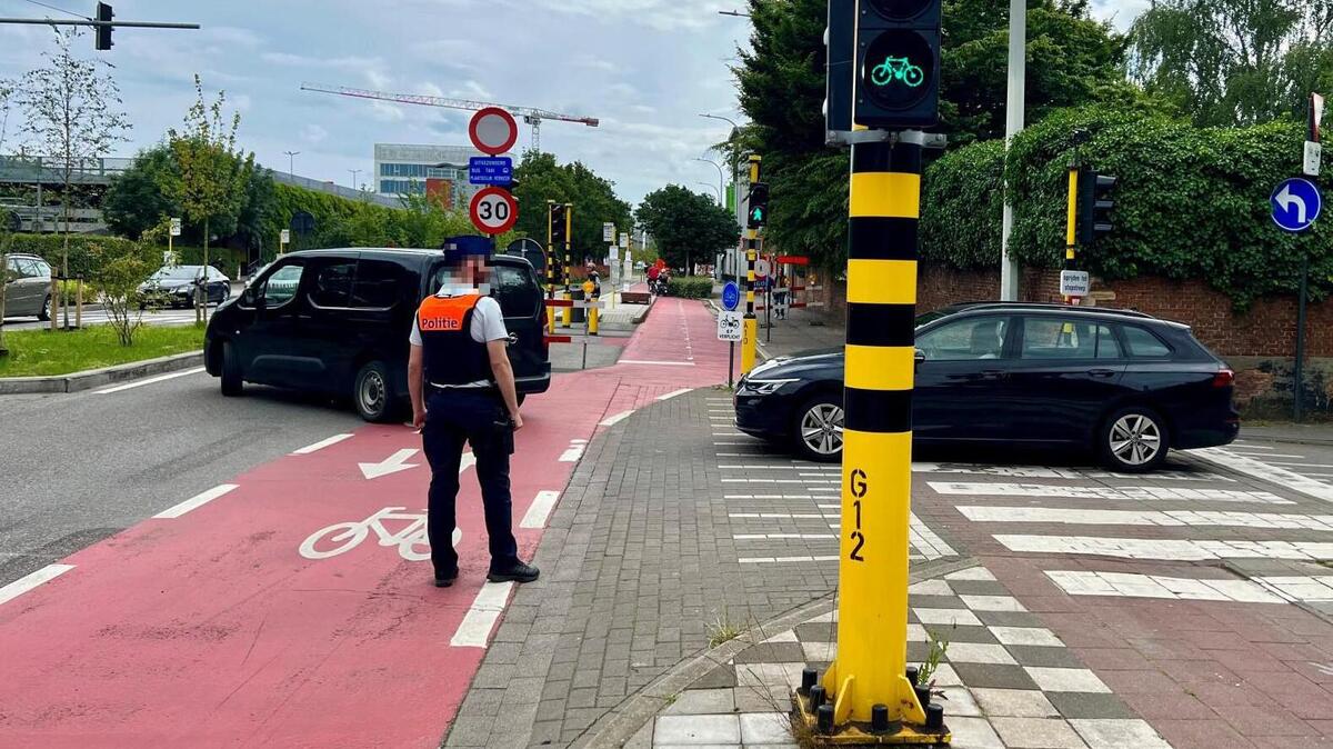 Werken aan kruispunt Nekkerspoel zorgen voor files op Zandpoortvest, politie helpt het verkeer ...
